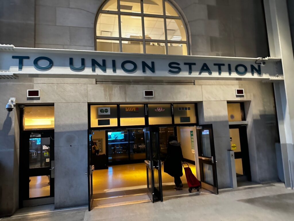 【UP Express】トロント・ピアソン空港から市内 への移動 #お得な運賃 #最安値 #買い方 #乗り方 #PRESTO #ユニオン駅 #iPhone | Gozamaru Daily